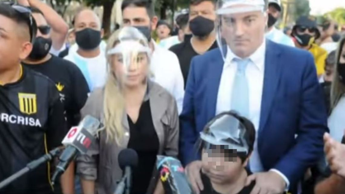 Verónica Ojeda fue con Dieguito Fernando a la marcha por Maradona ...