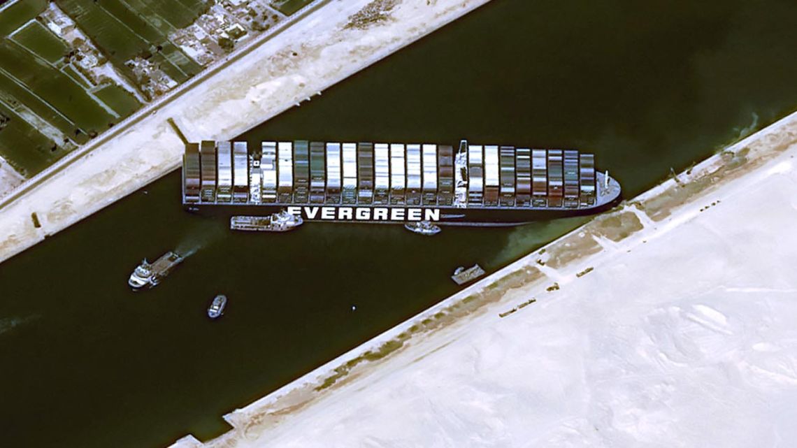 Canal de Suez: casi 400 buques esperan el "rescate" del encallado Ever ...