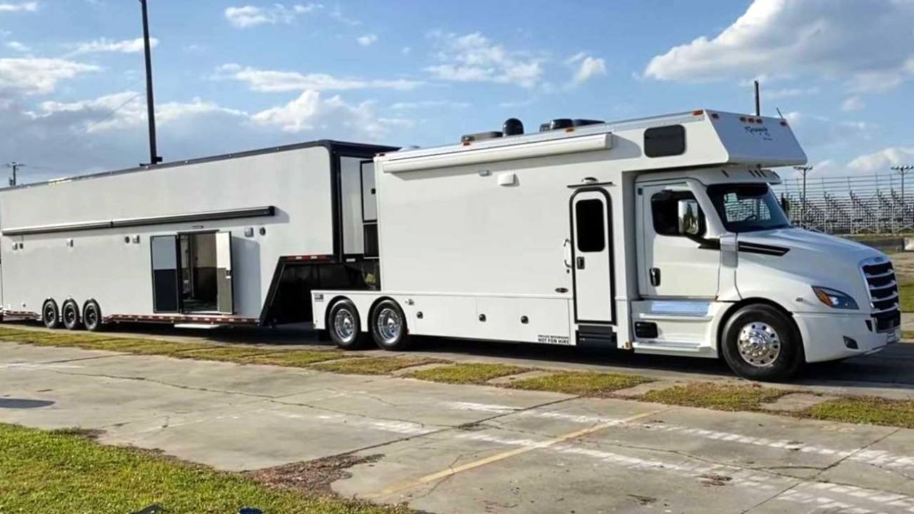 Este camión es un motorhome tan completo que hasta incluye cochera ...