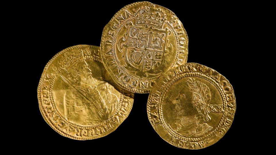 Descubren tres milenarias monedas de oro y un temerario anillo de ...