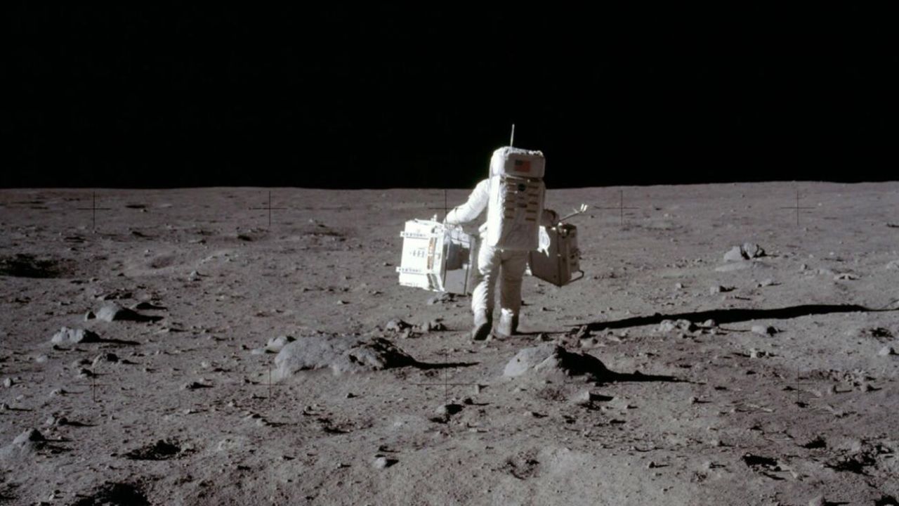 Cuánto tiempo nos llevaría dar la vuelta a la Luna caminando | Weekend