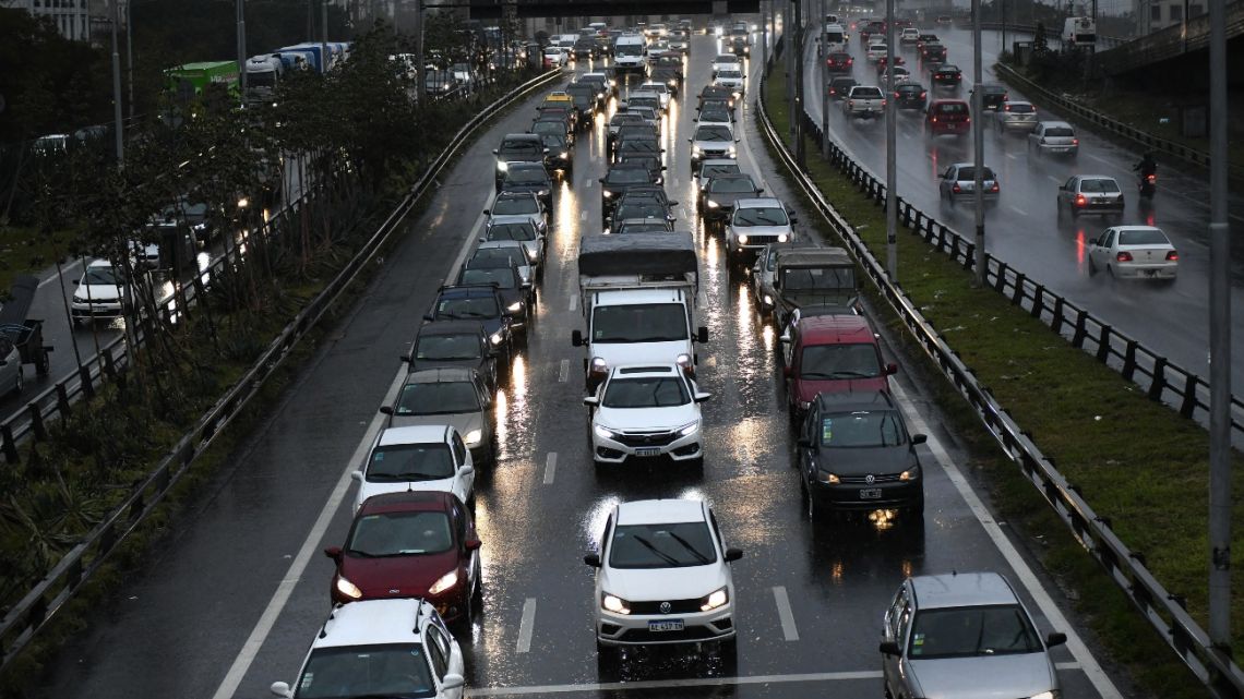 Controles al tránsito: gran caudal de vehículos en autopistas y ...