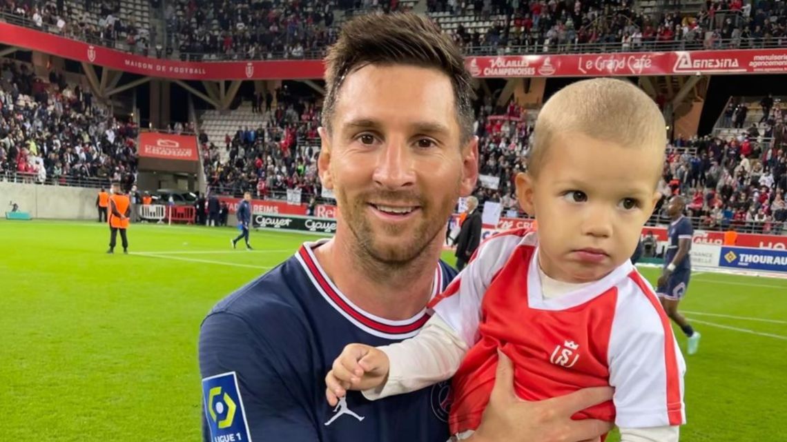 Lionel Messi intercambió su camiseta y se sacó una foto con el hijo del ...