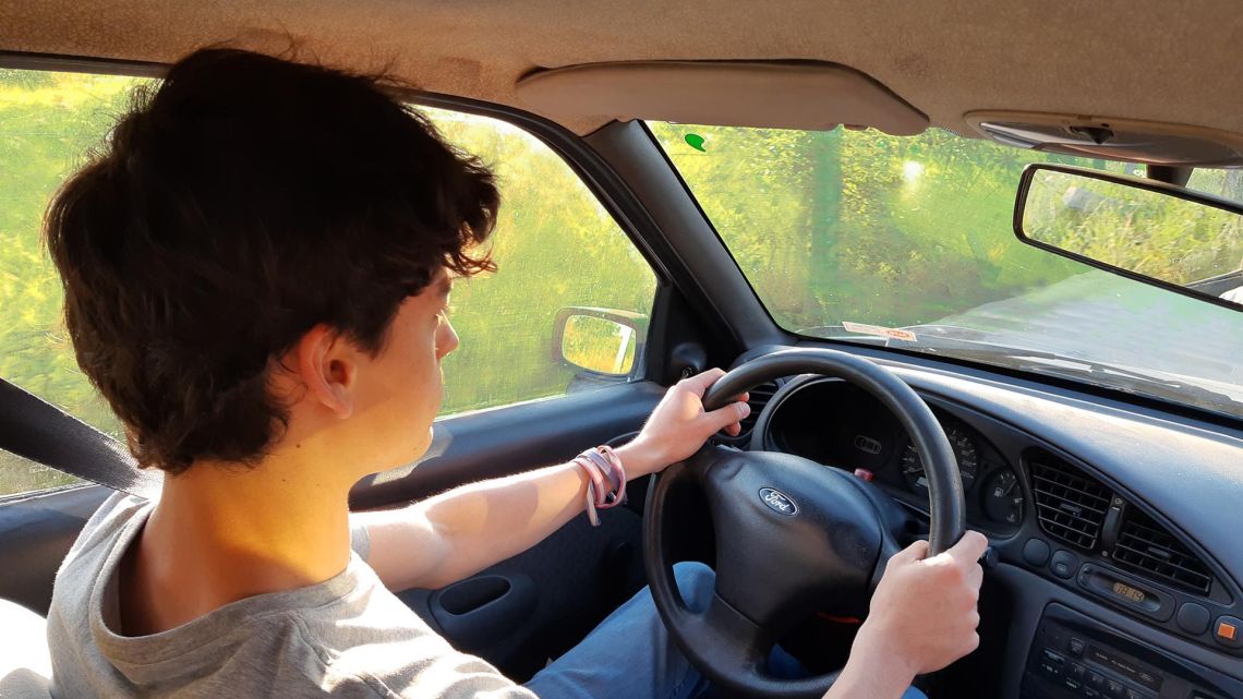 Aprender a manejar en un lugar seguro ¿es posible? | Parabrisas