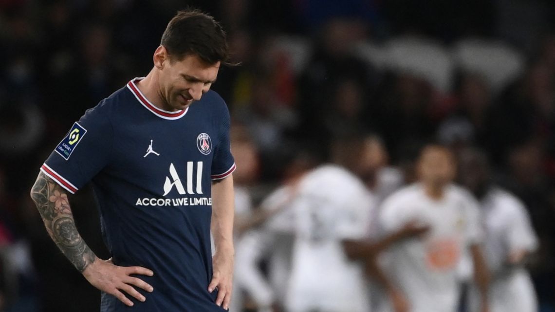 Messi viajó a Madrid para tratarse la lesión en la rodilla | 442