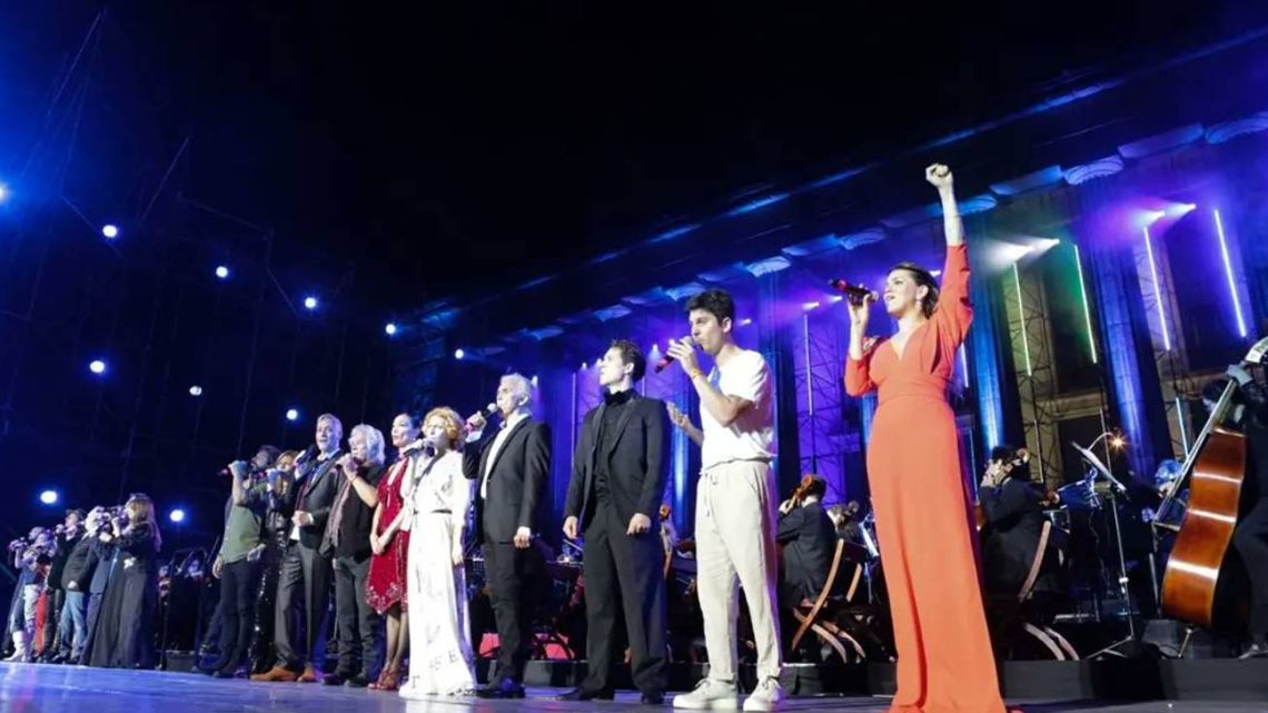 ¡200 años! Con una fiesta inolvidable, la UBA tiró los claustros por la ventana | Perfil