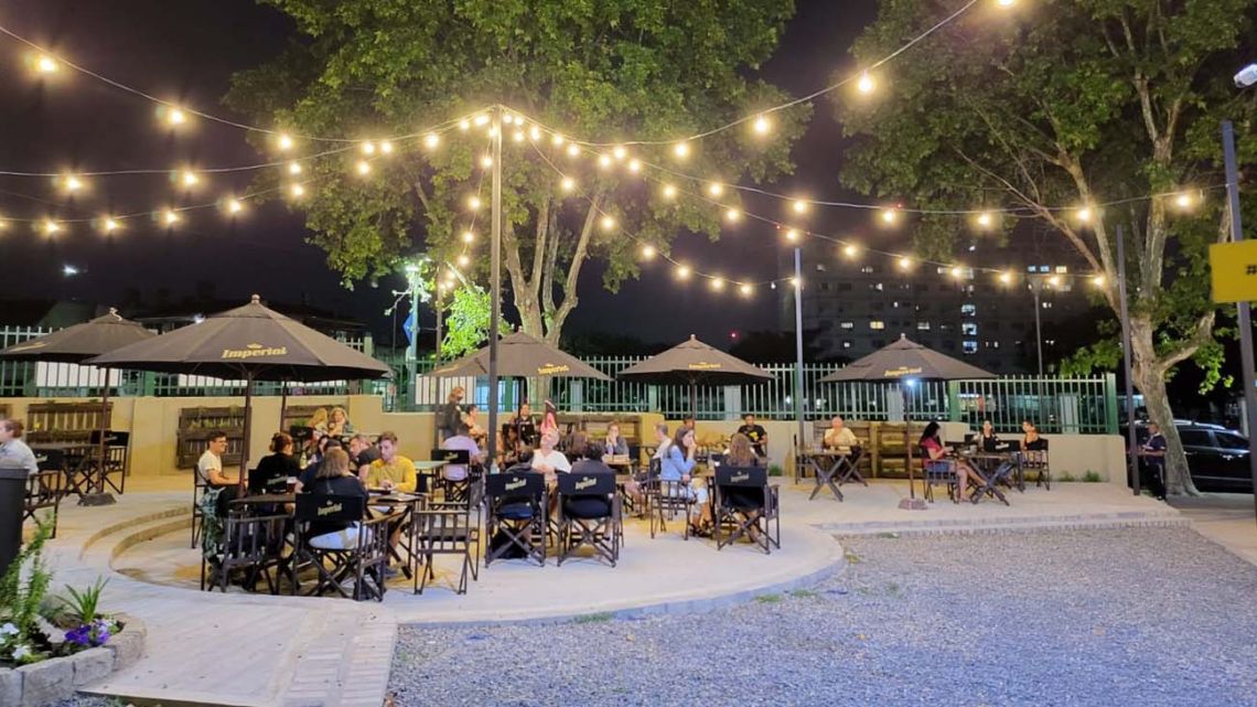 Abren un nuevo patio gastronómico en el barrio porteño de Parque ...