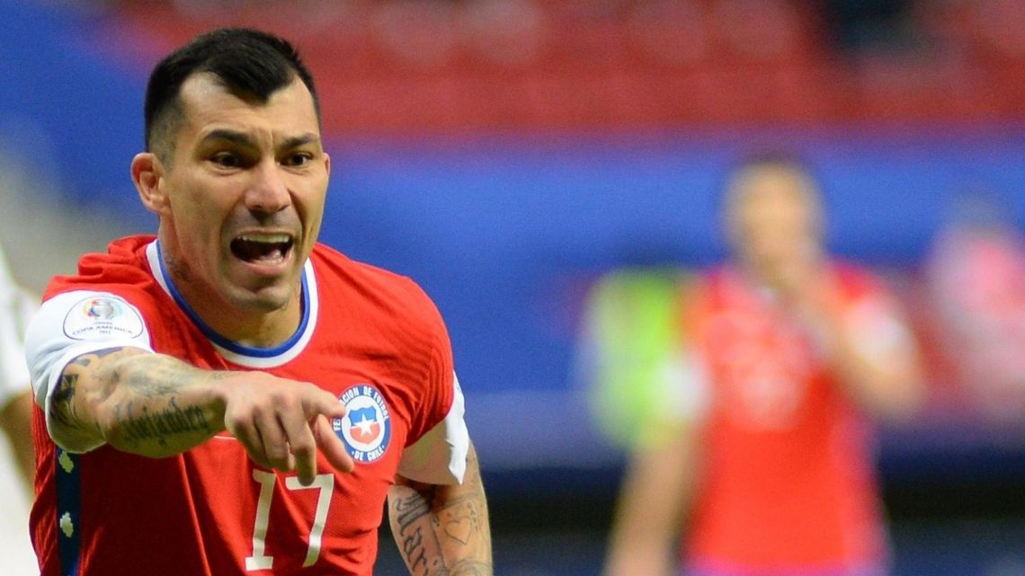 Medel arrremetió contra Argentina: "Se la tienen que comer calladitos ...