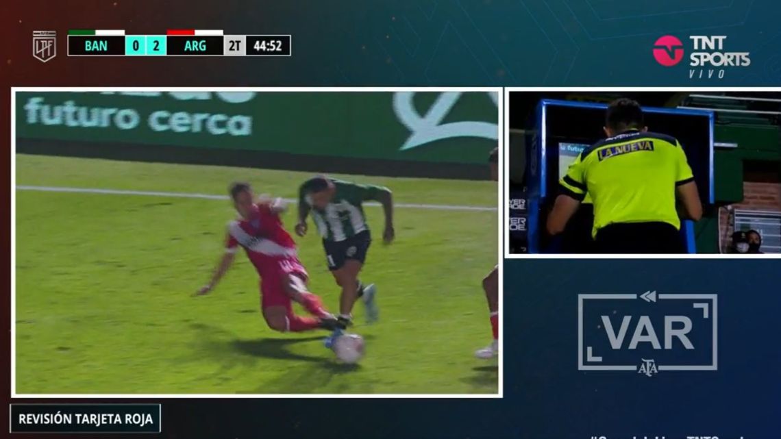 El VAR detectó una patada criminal en el partido entre Banfield y ...