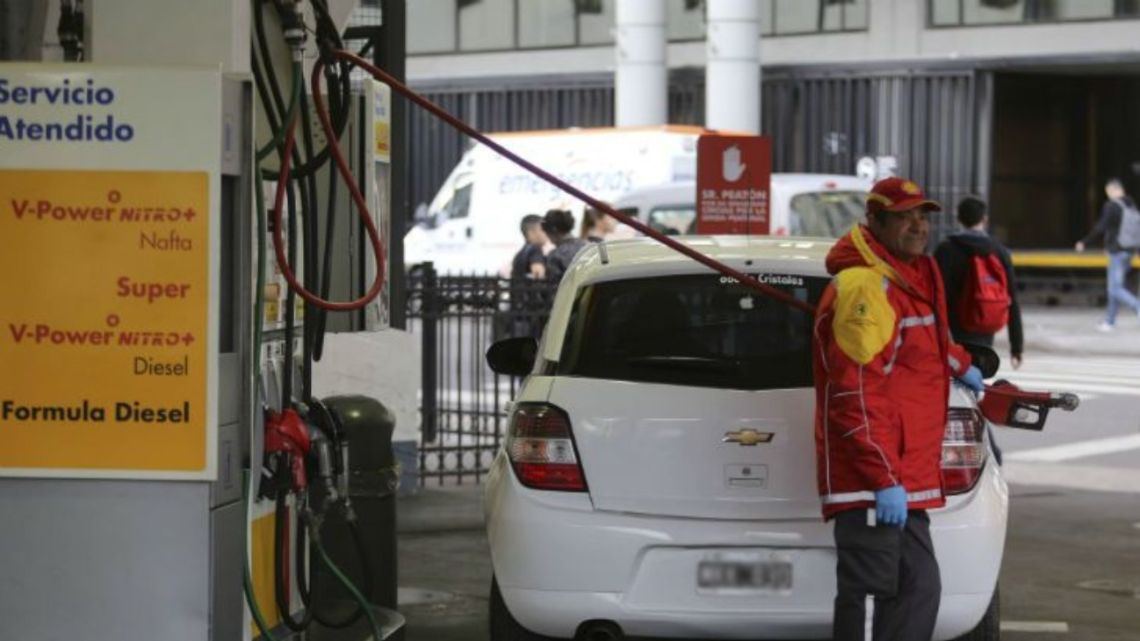 Los precios de la nafta y el gasoil aumentan 37% tras la devaluación | Perfil