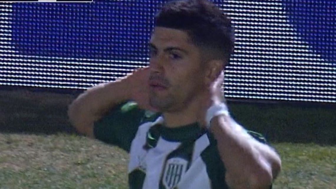 Insólito: Luciano Abecasis metió un gol en contra desde la mitad de la ...