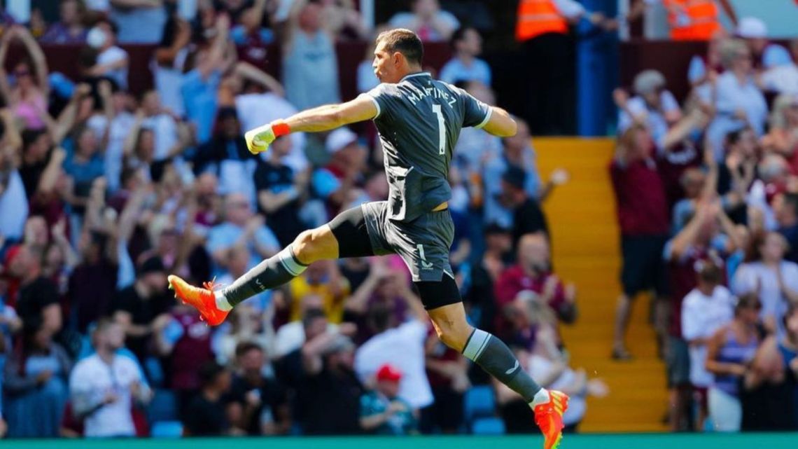 Aston Villa ganó gracias a una espectacular atajada de Dibu Martínez ...
