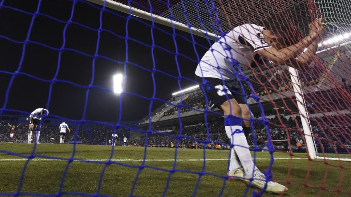 Leonardo Jara se quejó del campo de juego de Vélez luego de la dura ...