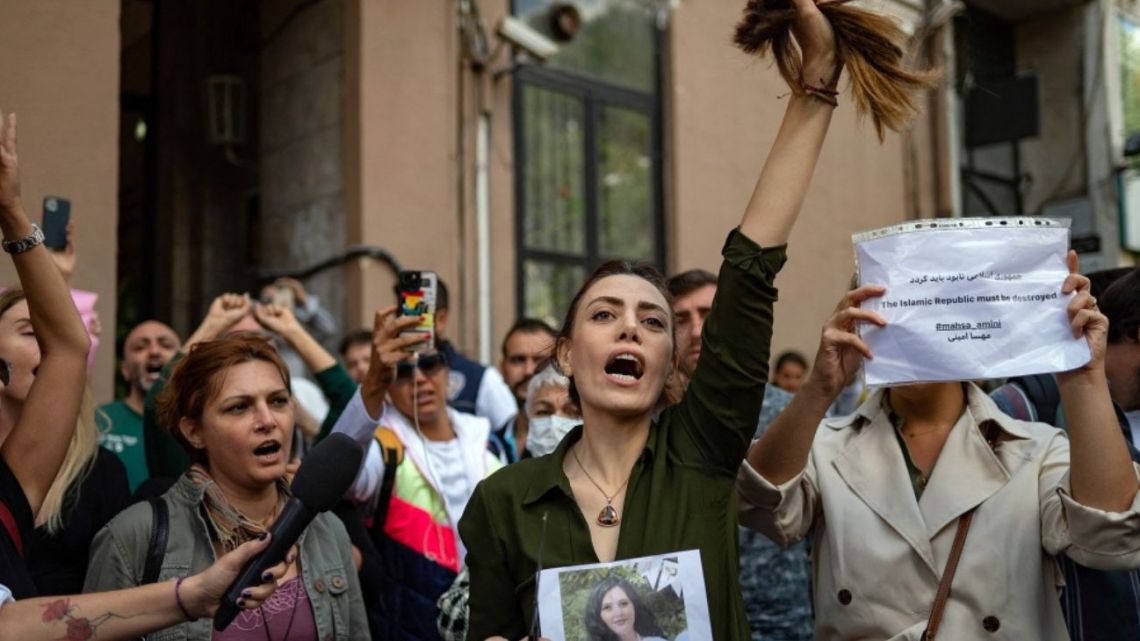 La Unión Europea Podría Sancionar A Irán Por La Represión Perfil