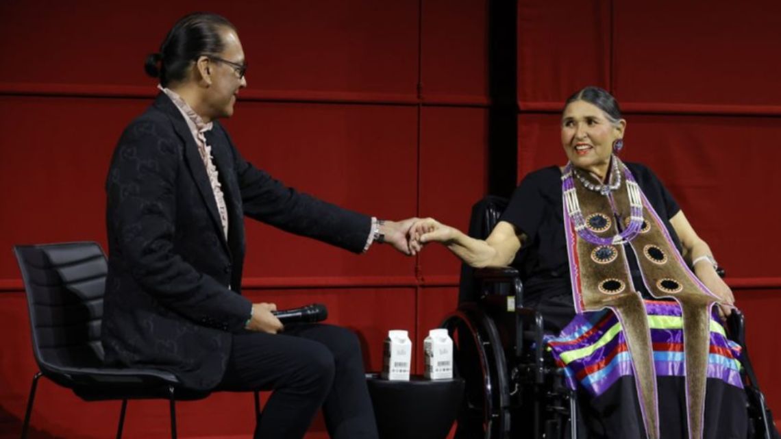 Murió Sacheen Littlefeather, la mujer que rechazó el Oscar de Marlon ...