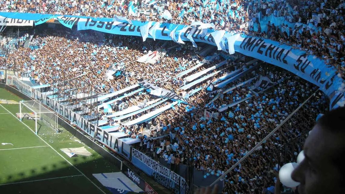 El líder de la barra brava de Racing le mandó una carta documento a un ...