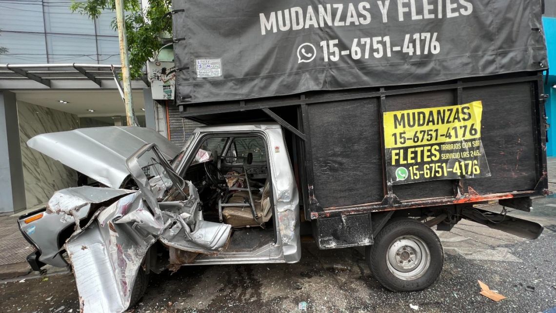 Chofer de la línea 39 chocó una camioneta estacionada, bajó a los ...