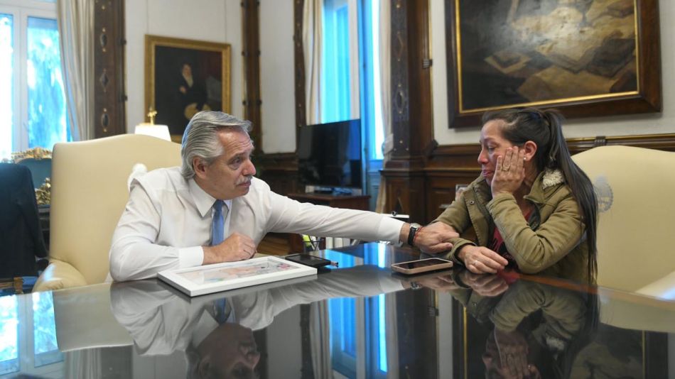 Alberto Fernández recibió a la madre del joven abusado en el viaje de ...