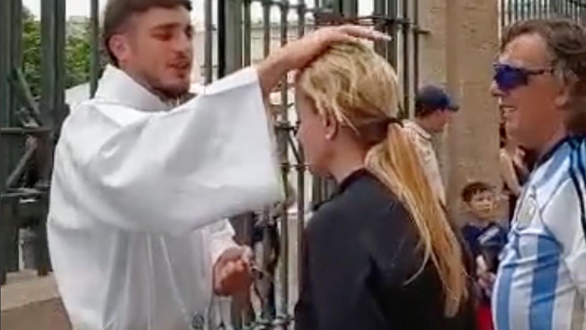 Cura galán: "A ese se le reza de rodillas", los comentarios a un ...