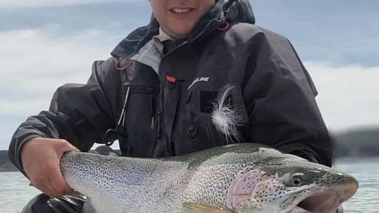 Mirá la gigantesca trucha que pescaron en los lagos de Neuquén | Weekend