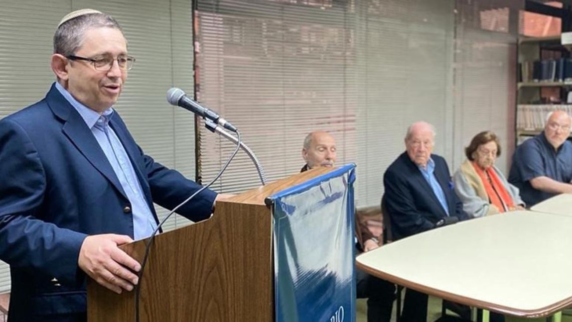 Premian al periodista Robert Cox por su "valiente compromiso ...