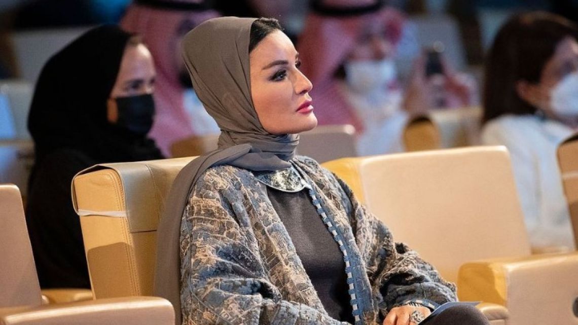 ¿Quién es la importante mujer catarí que les regala carteras Valentino ...