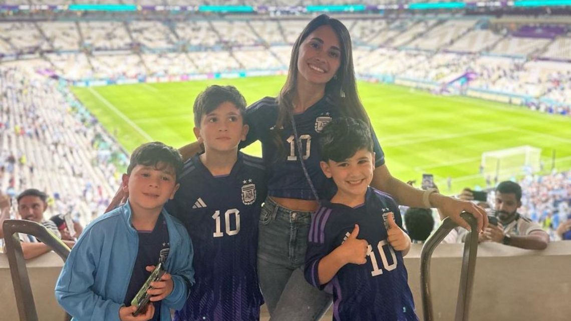 Las fotos Antonela Roccuzzo alentando a Lionel Messi en todos los ...