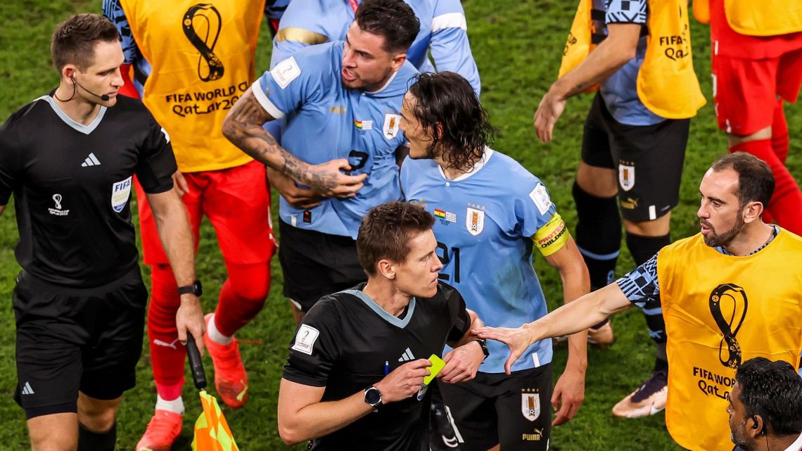 Cavani no se pudo contener y le dio un tremendo golpe al VAR | 442