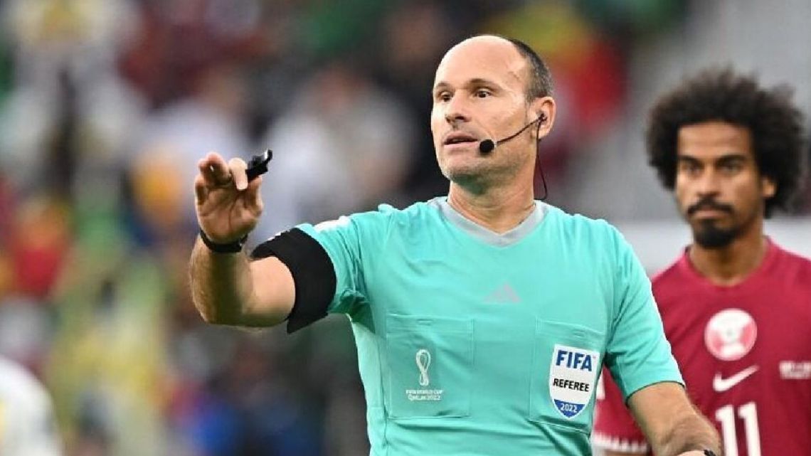 Se definió el árbitro que dirigirá el partido de Argentina vs Países ...