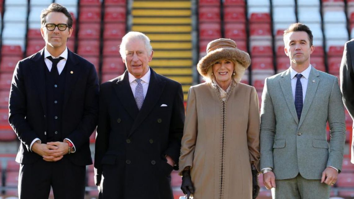 Los reyes Carlos y Camila en la cancha de fútbol de Ryan Reynolds y Rob ...