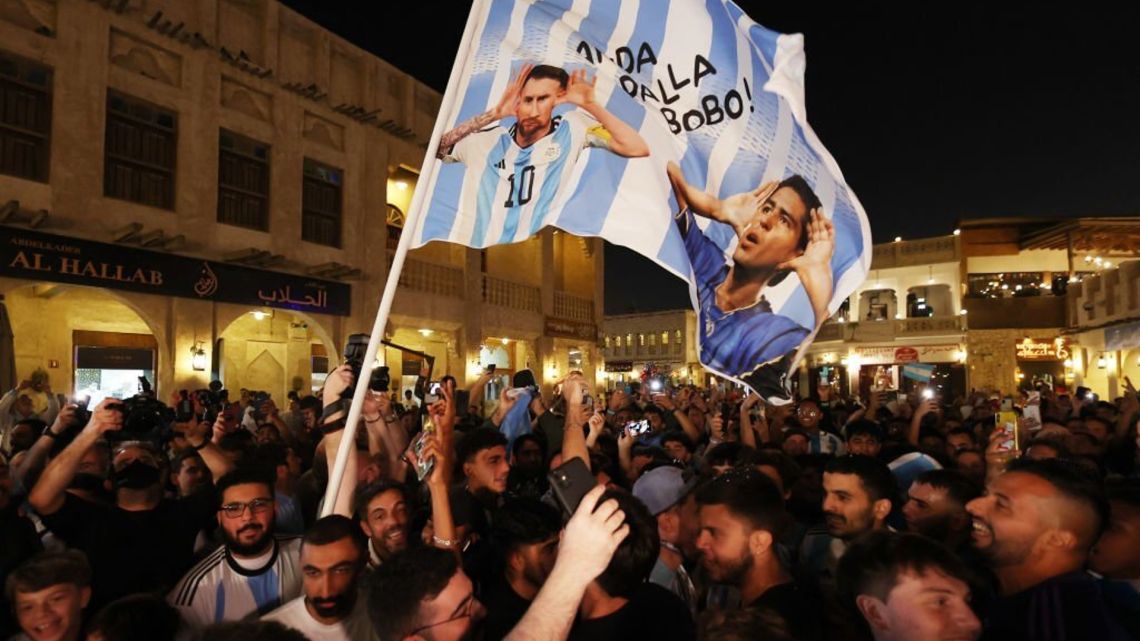 Para mantener la cábala: hinchas argentinos realizaron un banderazo a ...
