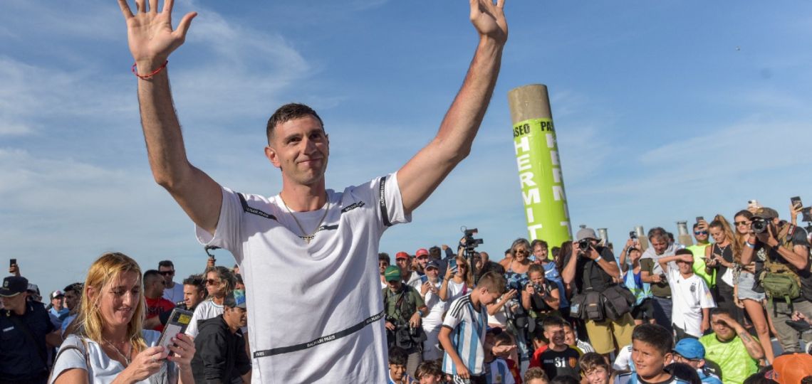 'Dibu' Martínez gets a hero's welcome in his home town | Buenos Aires Times