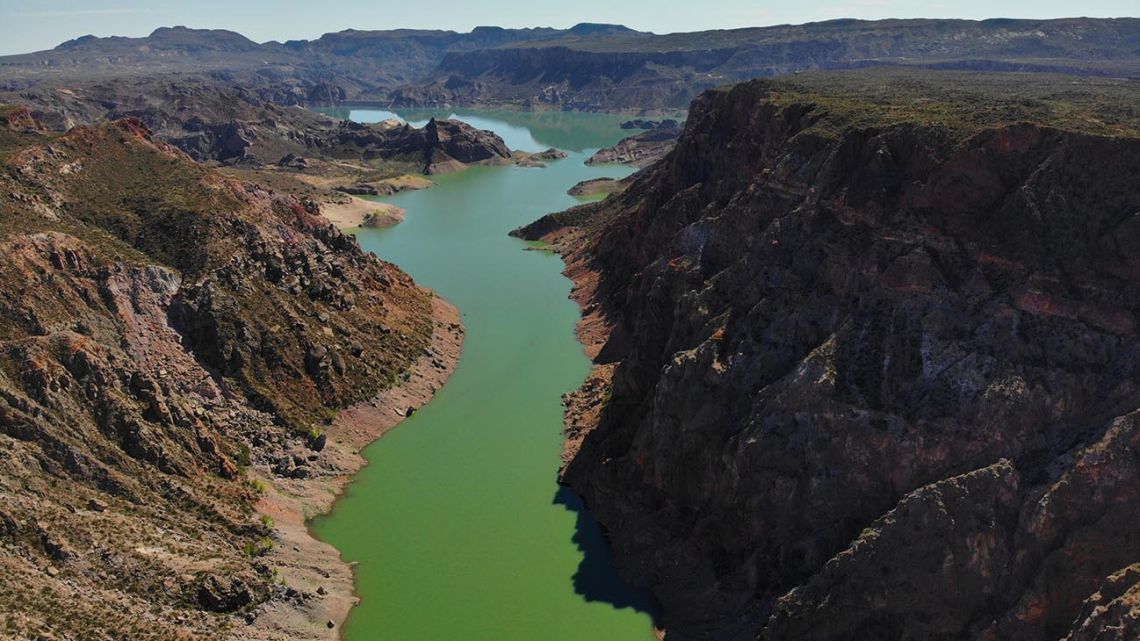 Quiso sacarse una selfie en el Cañón del Atuel y cayó al precipicio de ...
