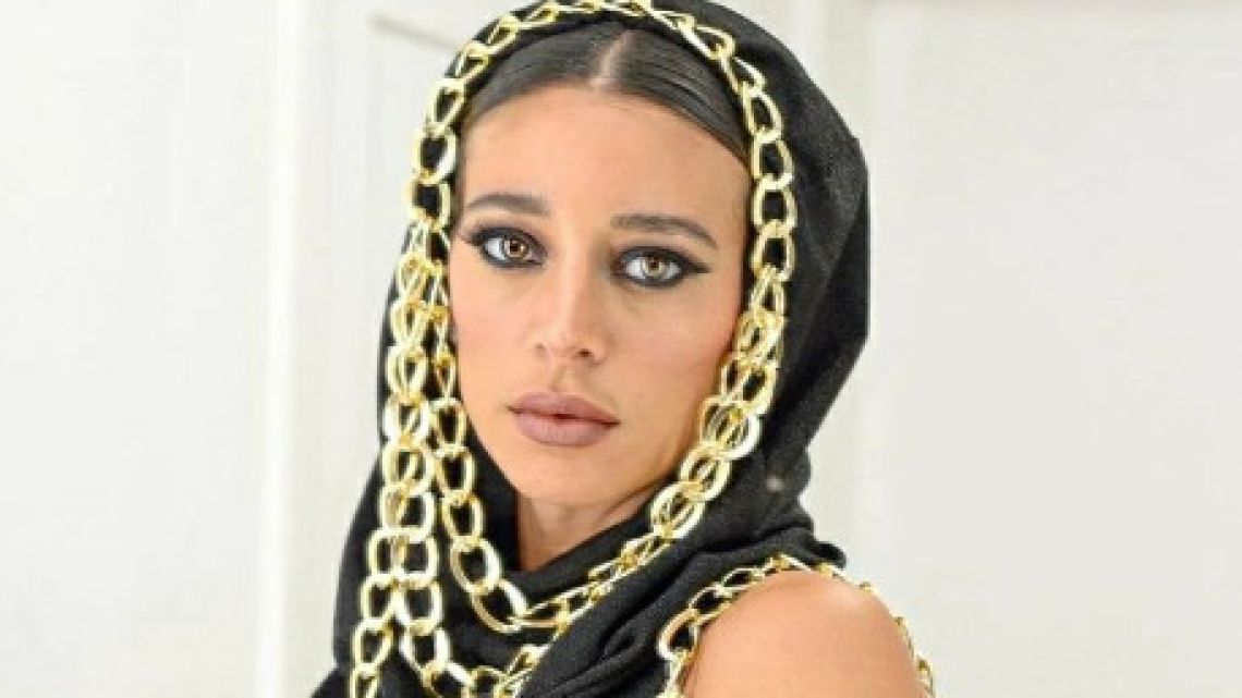 Sol Pérez sorprendió con un original look: velo negro y cadenas, al ...