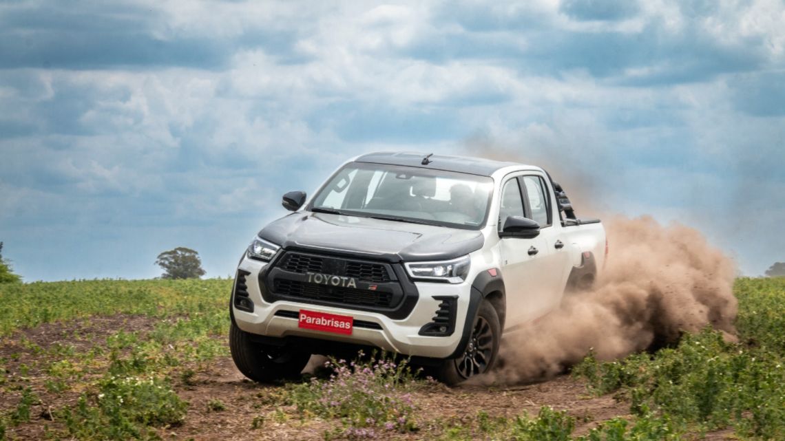 Toyota Hilux GRS III: Para ser hay que parecer | Parabrisas
