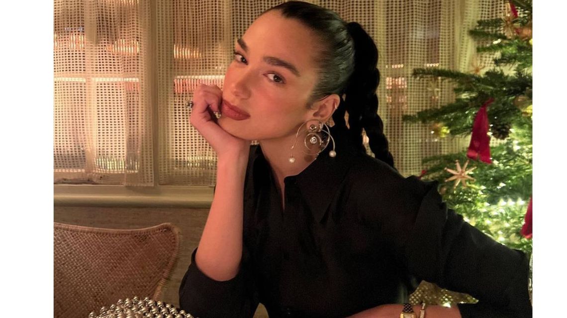 Dua Lipa lució un chaleco negro de tachas a modo top y causó furor | Caras