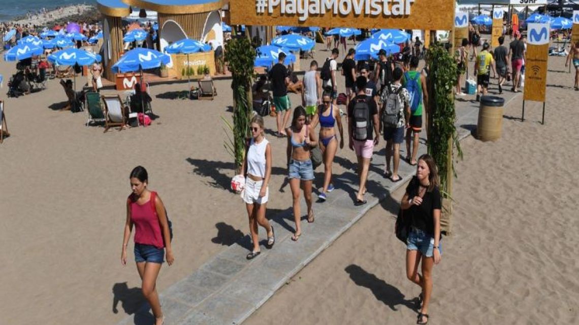 Movistar presenta su clásico parador en Playa Grande, el balneario más convocante de Mar del ...