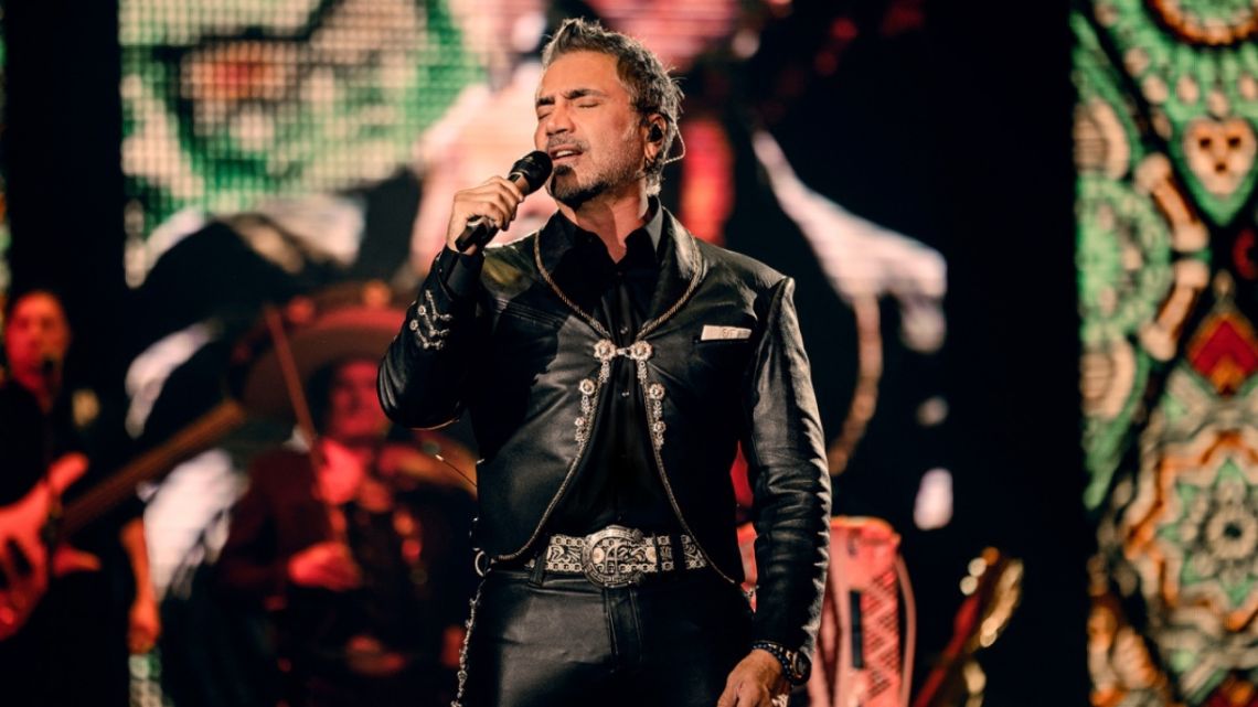 Un recorrido por los looks mas fabulosos de Alejandro Fernández | Caras