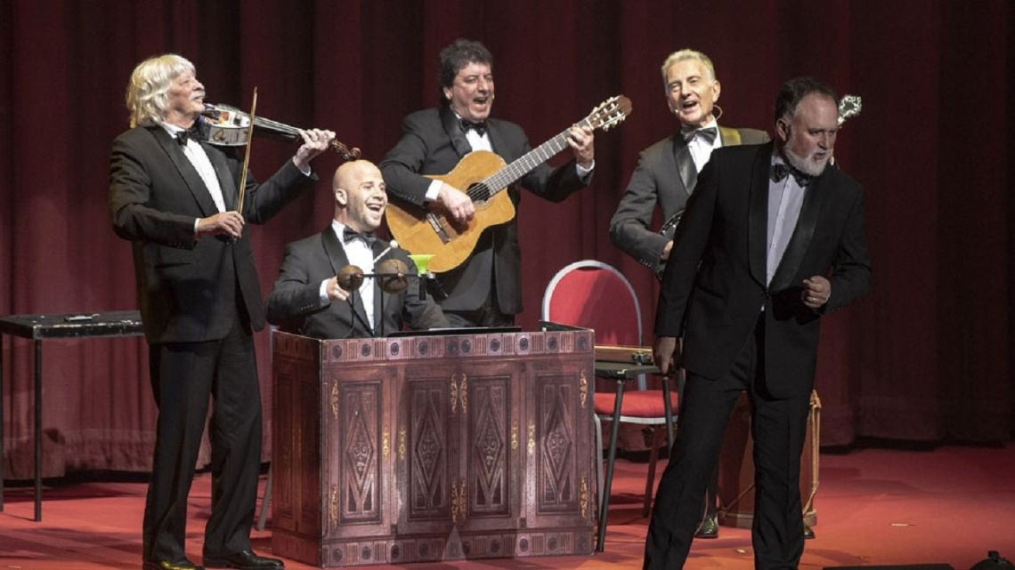 Les Luthiers se despiden para siempre luego de 55 años arriba de los ...