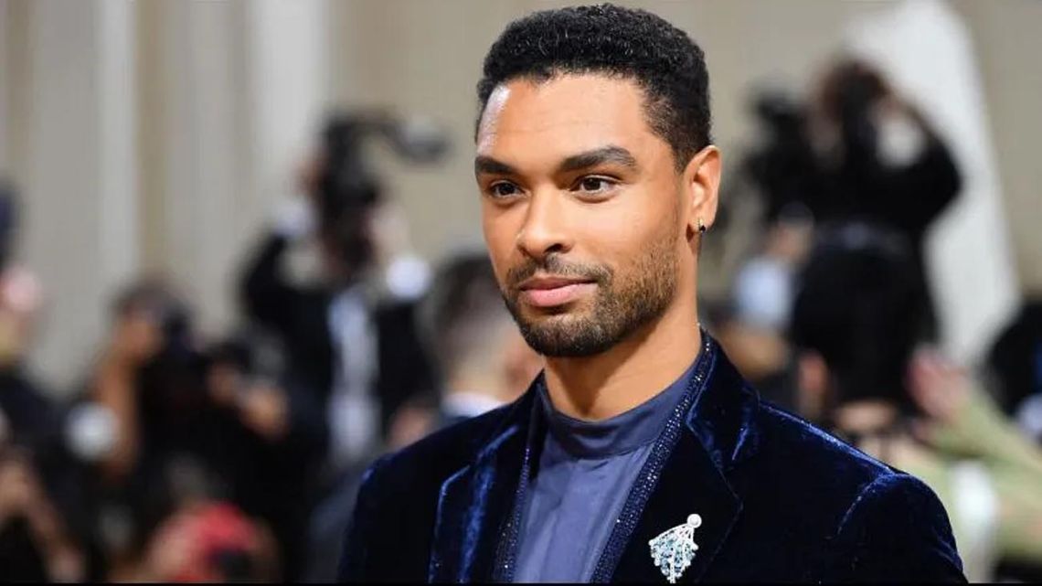 El "duque" de Bridgerton destronó a Chris Hemsworth y es el hombre más ...