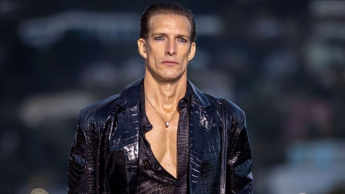 Iván de Pineda volvió a desfilar para Versace y revolucionó las redes ...