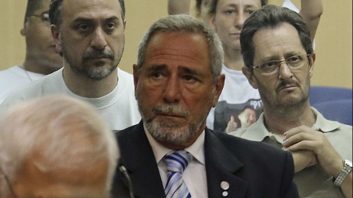 While the trial of the Notebooks arrives and for health reasons ...