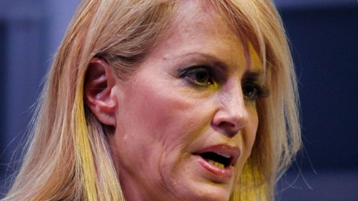 Cecilia Bolocco fue vista en silla de ruedas y preocupa su salud | Caras