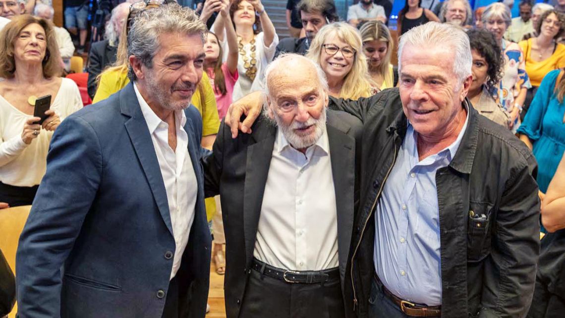 Héctor Alterio se subió a escena para recibir un tributo como actor ...