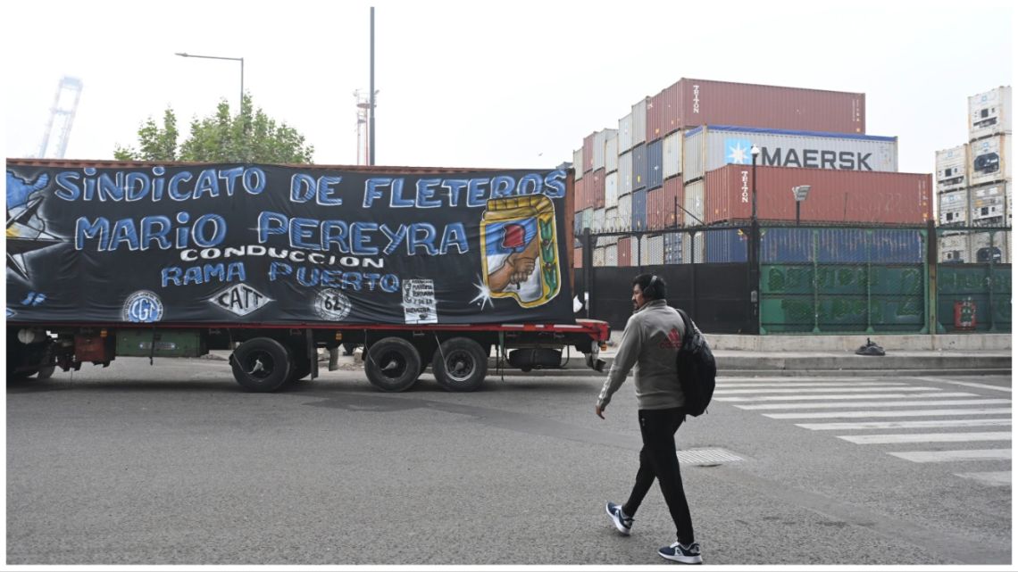 Nuevo lunes de piquetes: fleteros cortaron la autopista Buenos Aires ...