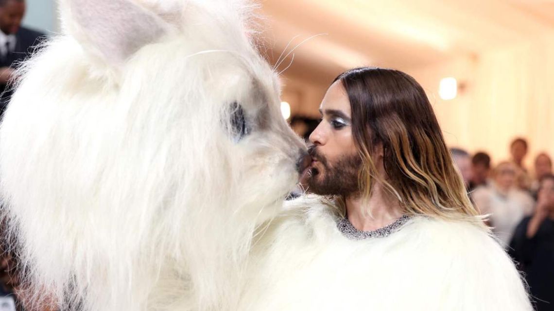 Jared Leto desfiló en la MET Gala 2023 vestido de Choupette, la mascota ...