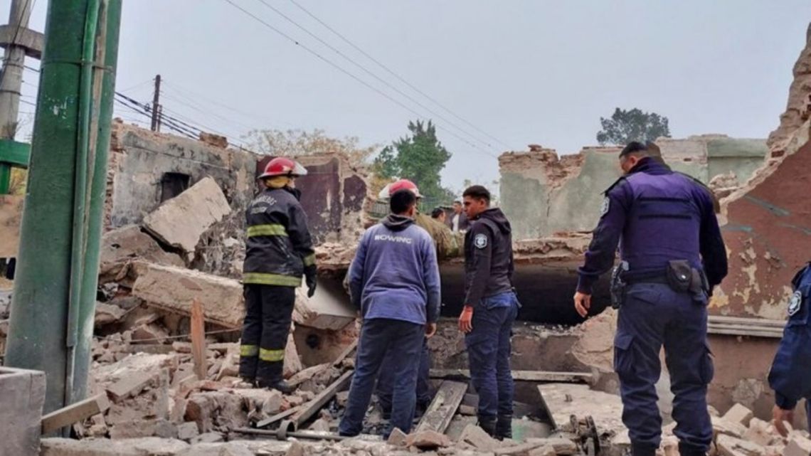 Se derrumbó una obra en Ituzaingó y un obrero murió atrapado entre los escombros | Perfil