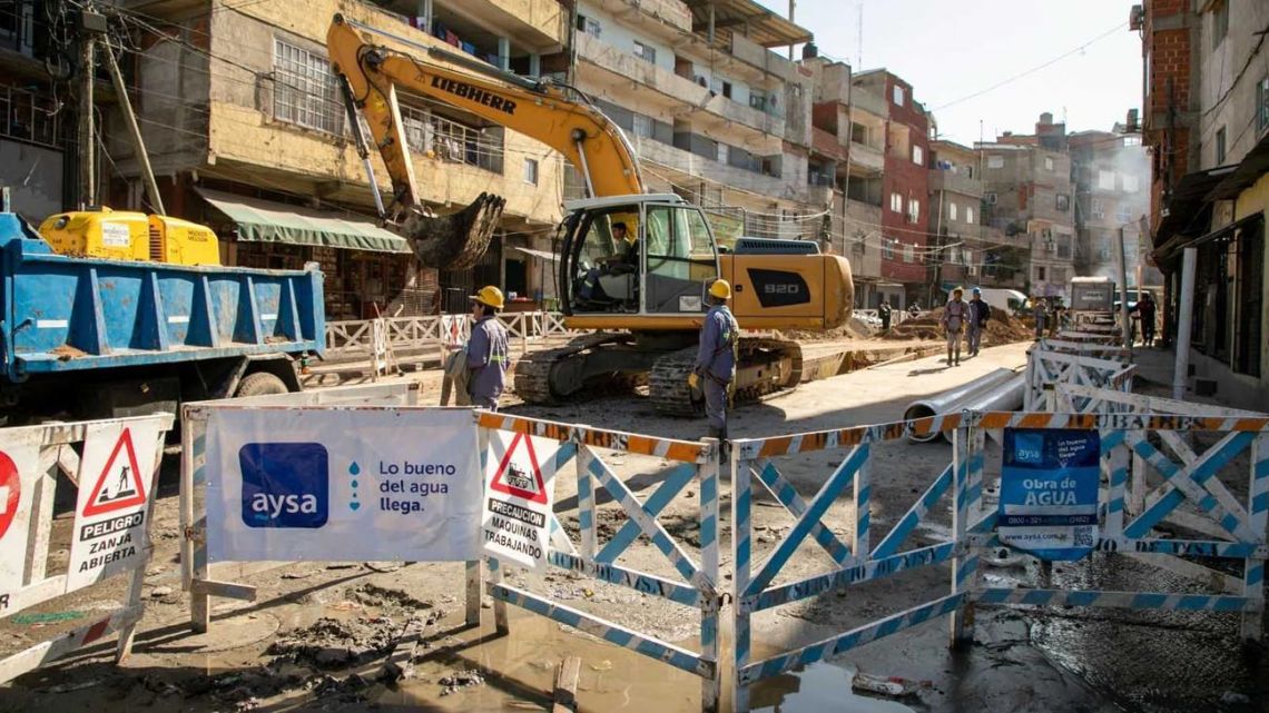 Continúan las obras de AySA para llevar agua potable y cloacas a 50 mil personas del barrio 1-11 ...