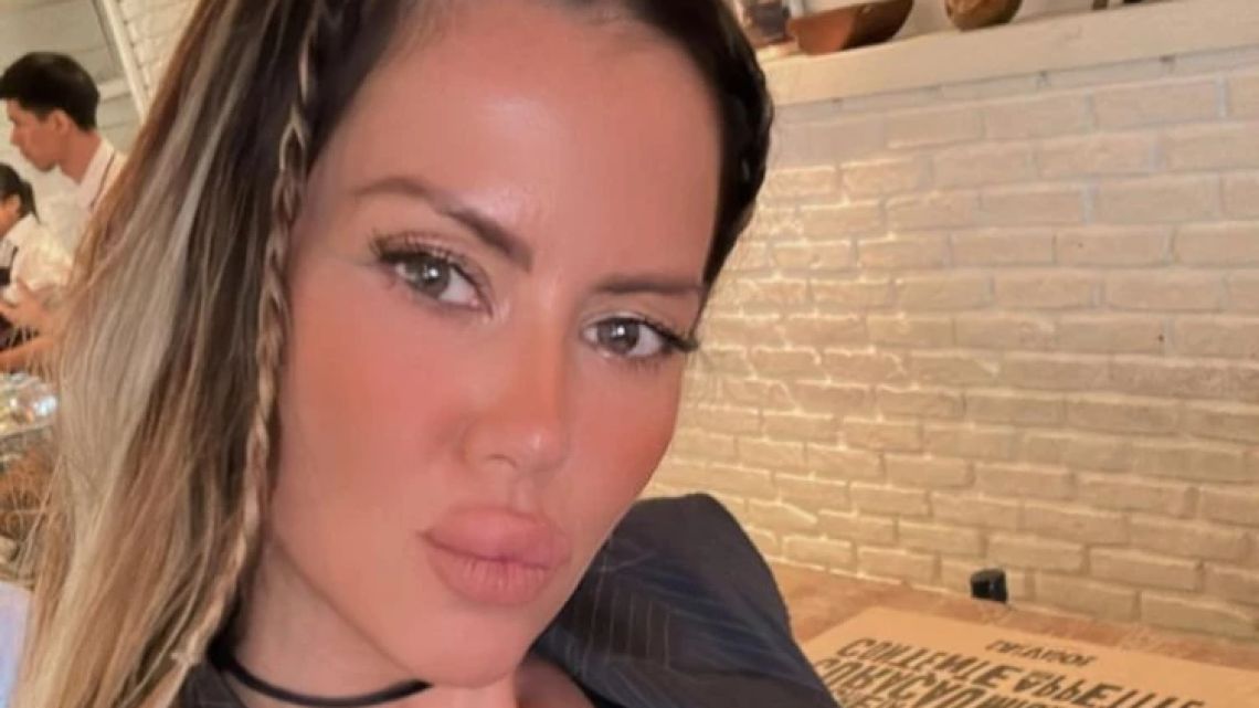 Karina Jelinek lució un traje de baño dorado y diminuto en Miami, que ...