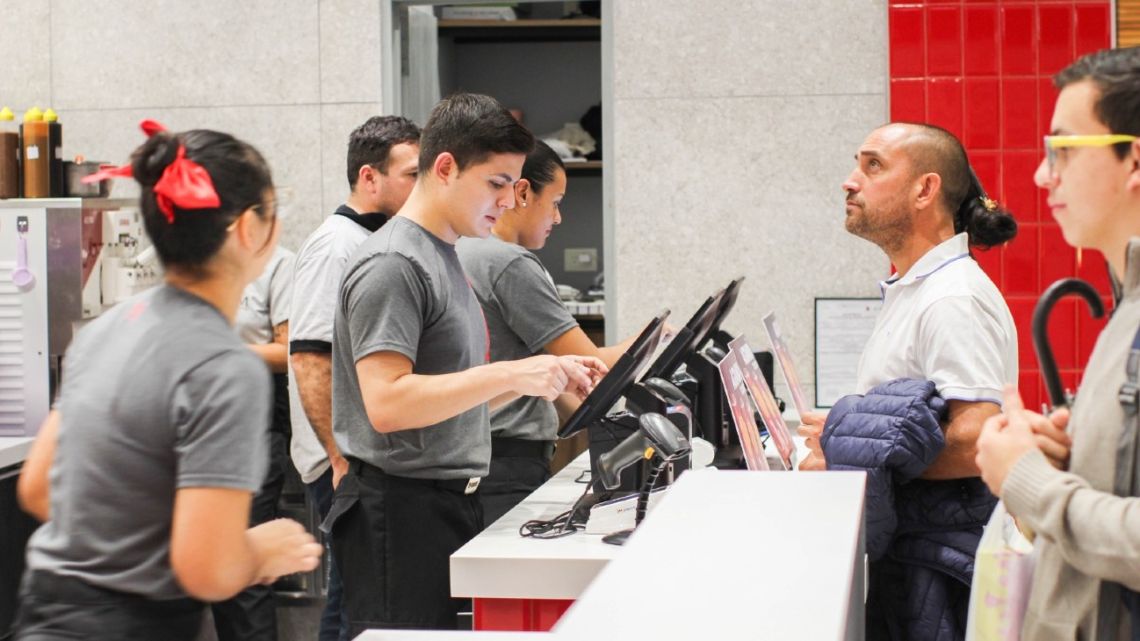 Cadena de comida rápida abre búsquedas de trabajo para más de 700 jóvenes en todo el país | Fortuna
